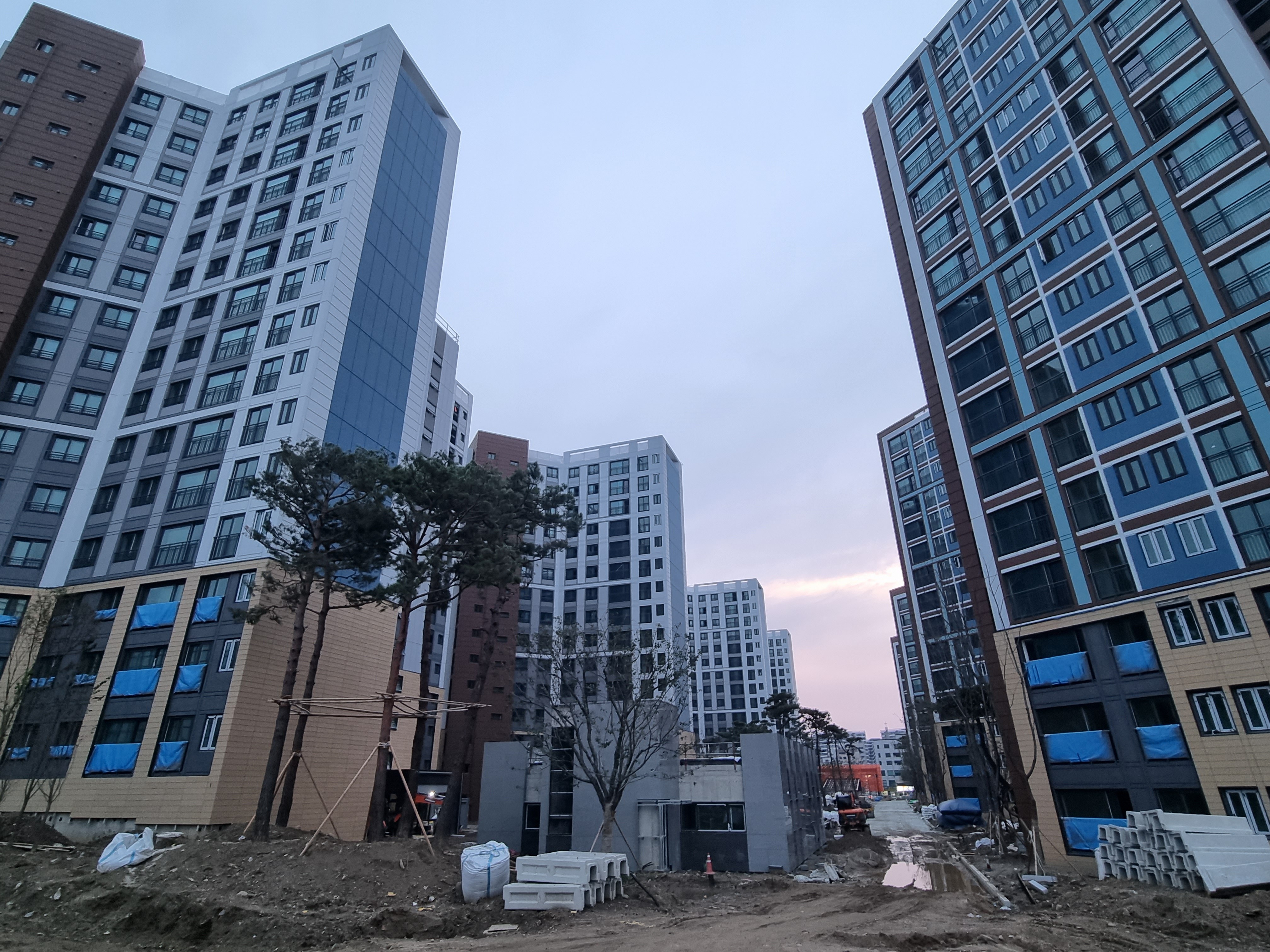 곡반정동 수원하늘채더퍼스트1단지의 실거래가 시세 매물 주변정보 아파트는 호갱노노