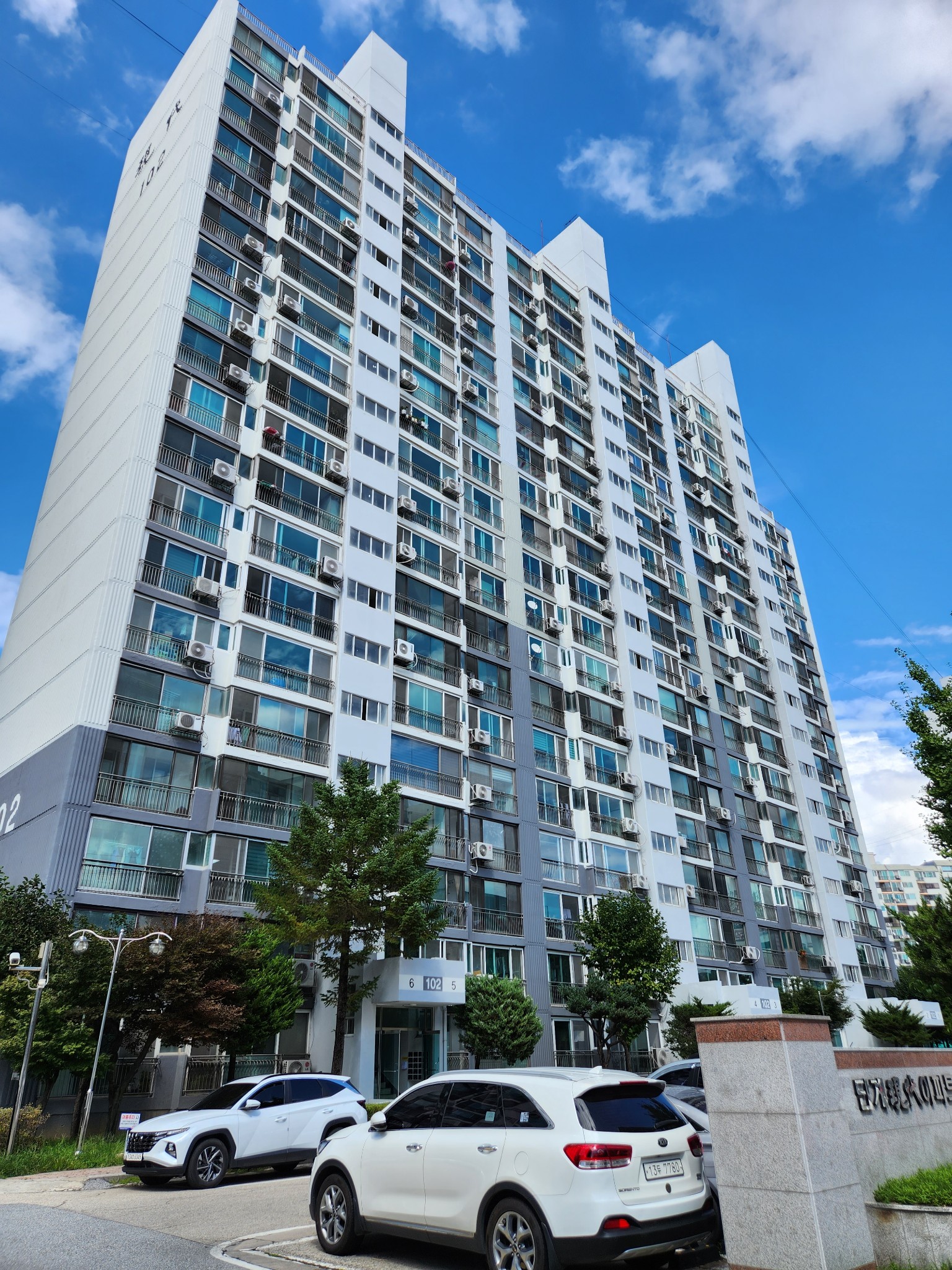 현대3차의 이야기 | 앞베란다에서 시내 바로 트여있어서 뷰 좋고 주방창문이나 뒷베란다에서 산이 보여