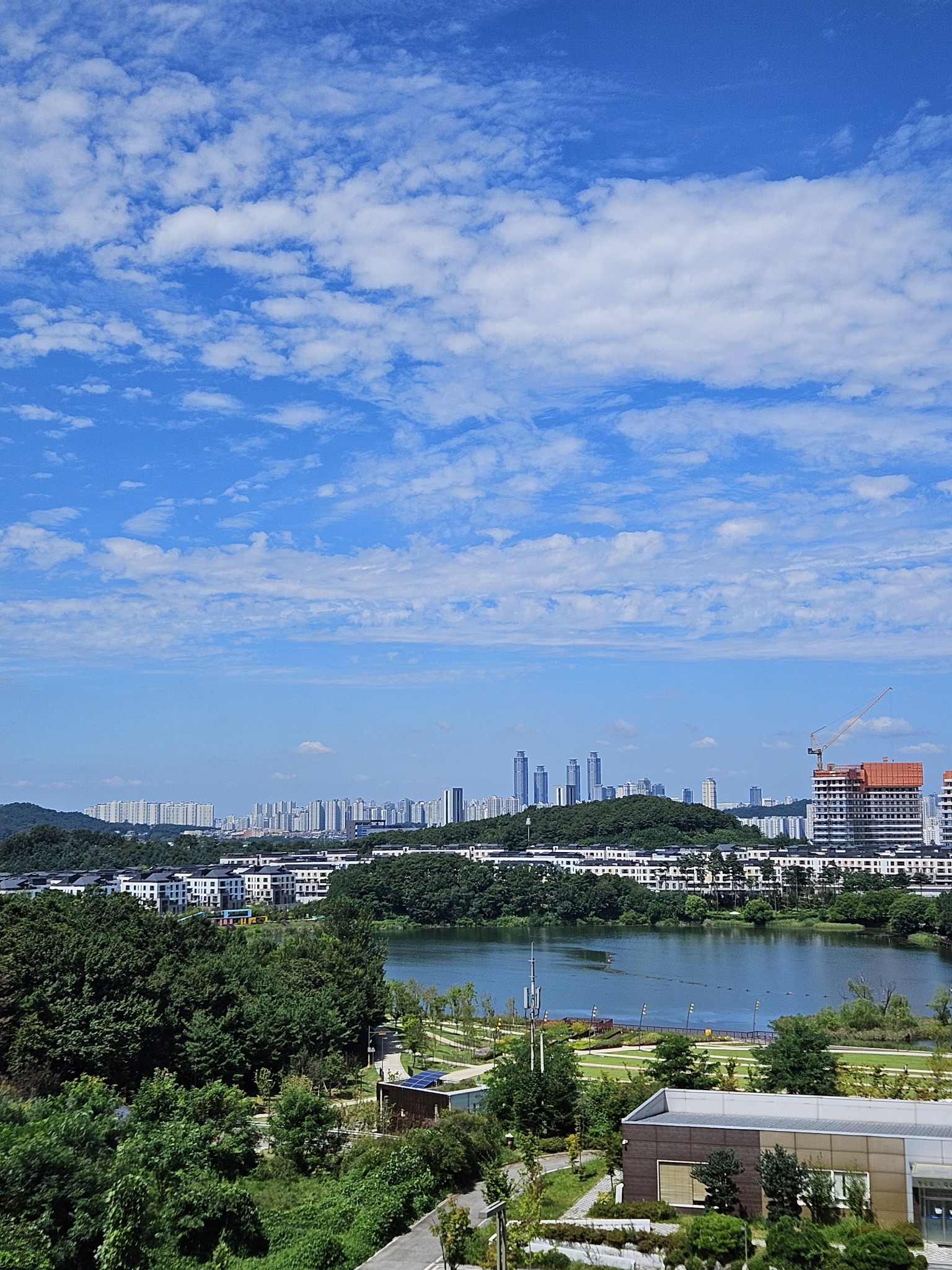 동탄레이크자연앤푸르지오의 이야기 | 21동 5층 이상에서 찍은뷰 거실, 주방창, 작은창 2개에서 본