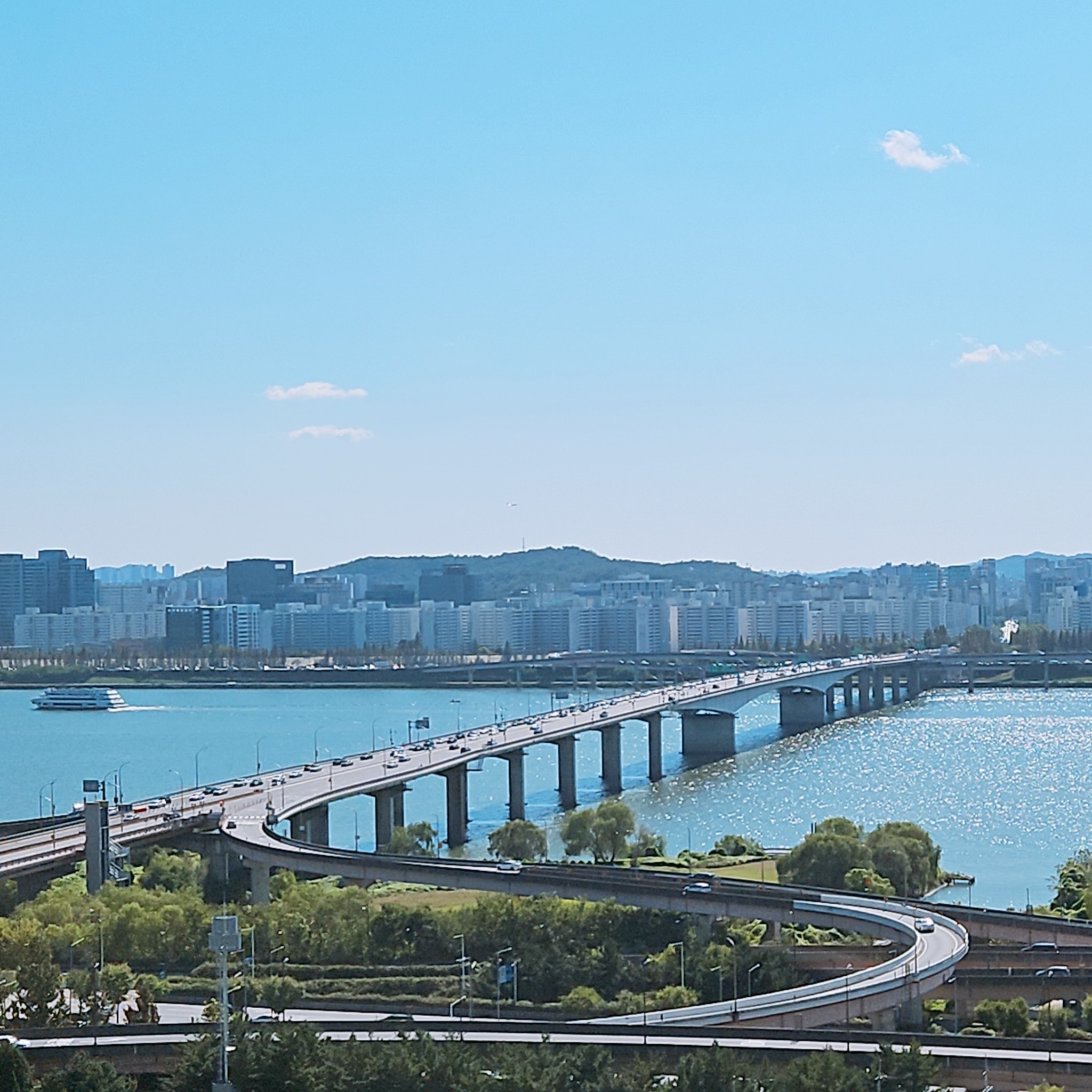 Dmc삼정그린코아더베스트의 이야기 날씨 좋은날 한컷 찍은 사진입니다 20층 뷰에요