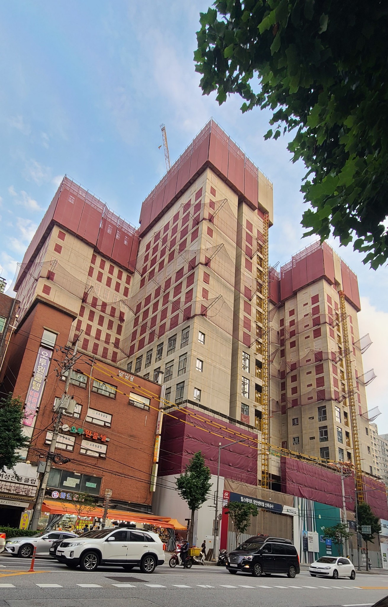 힐스테이트장안센트럴의 이야기 톡방에 올라온 사진이네요 층수는 거의 다 되어가는것같아요 기대가