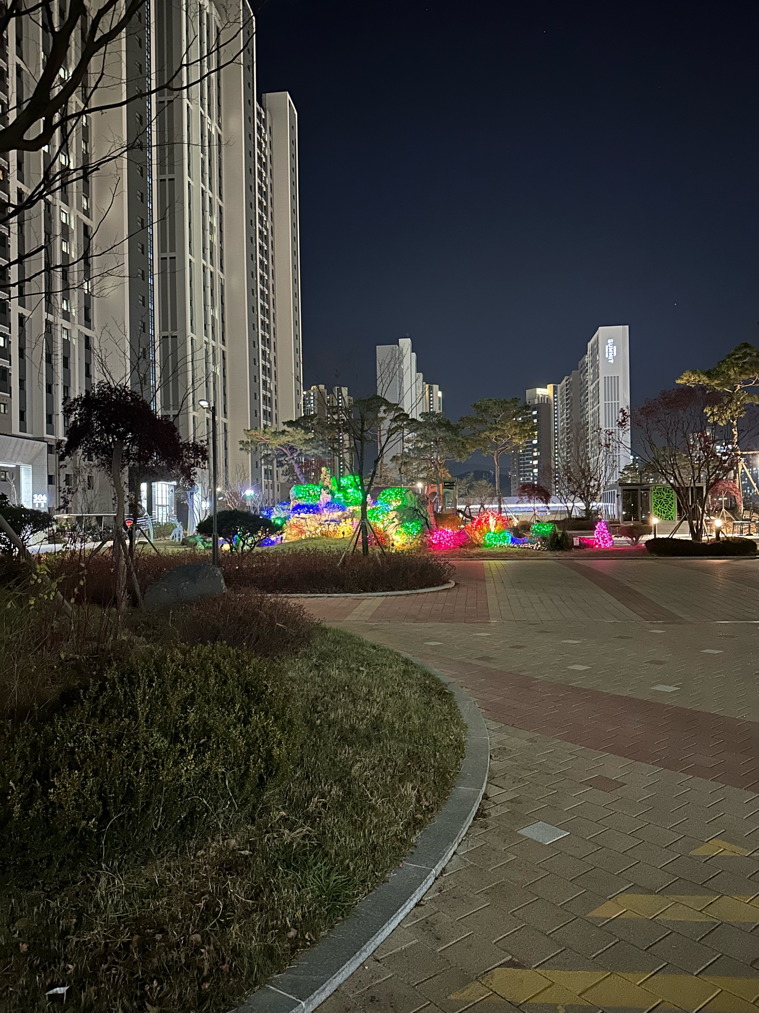 호반써밋그랜드파크3BL의 이야기 | 상가까지 들어오면 완벽합니다. 옆에 탑립전민까지 들어오면 완성입