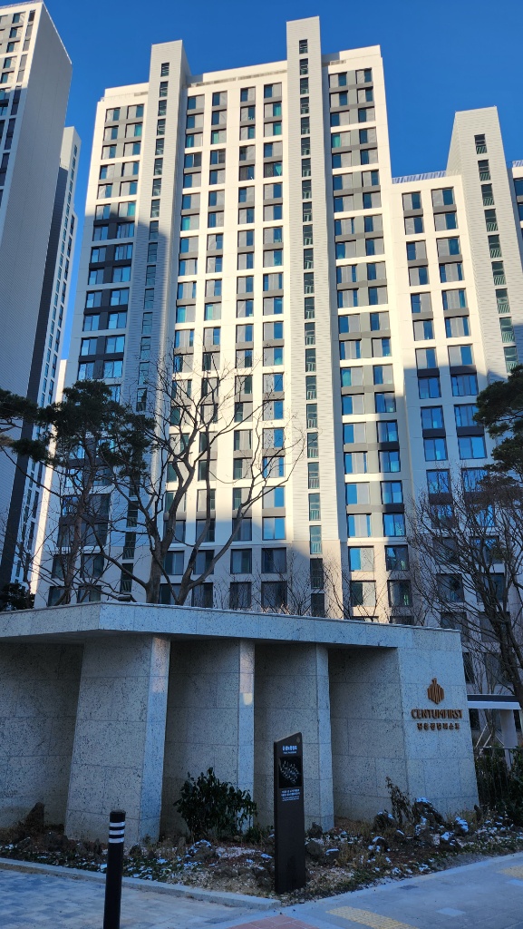 평촌센텀퍼스트의 이야기 한 며칠 조용하더니 또 시끄럽네요 안티들은 열심히 짖으세요 입주민들
