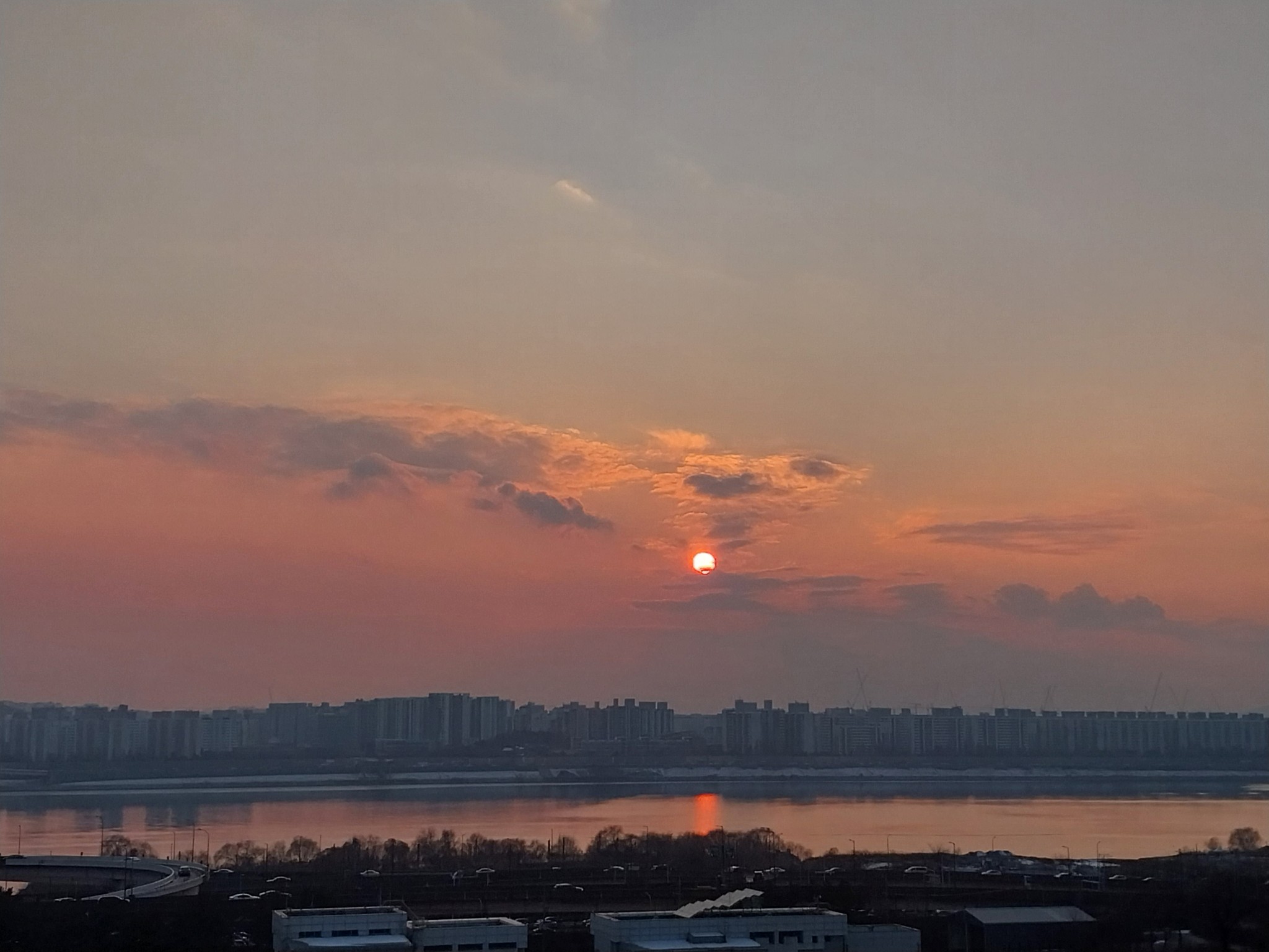 Dmc삼정그린코아더베스트의 이야기 크리스마스 이븟날 저녁 사진이에요 해와 강과 강에 비치는 해가