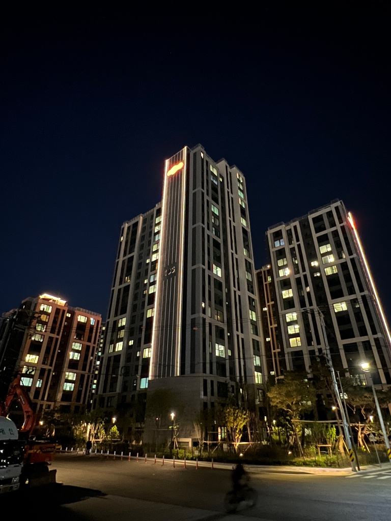 e편한세상답십리아르테포레의 이야기 | 주변이 많이 정비 되었고, 보도 포장 마무리까지 하면 더 좋아