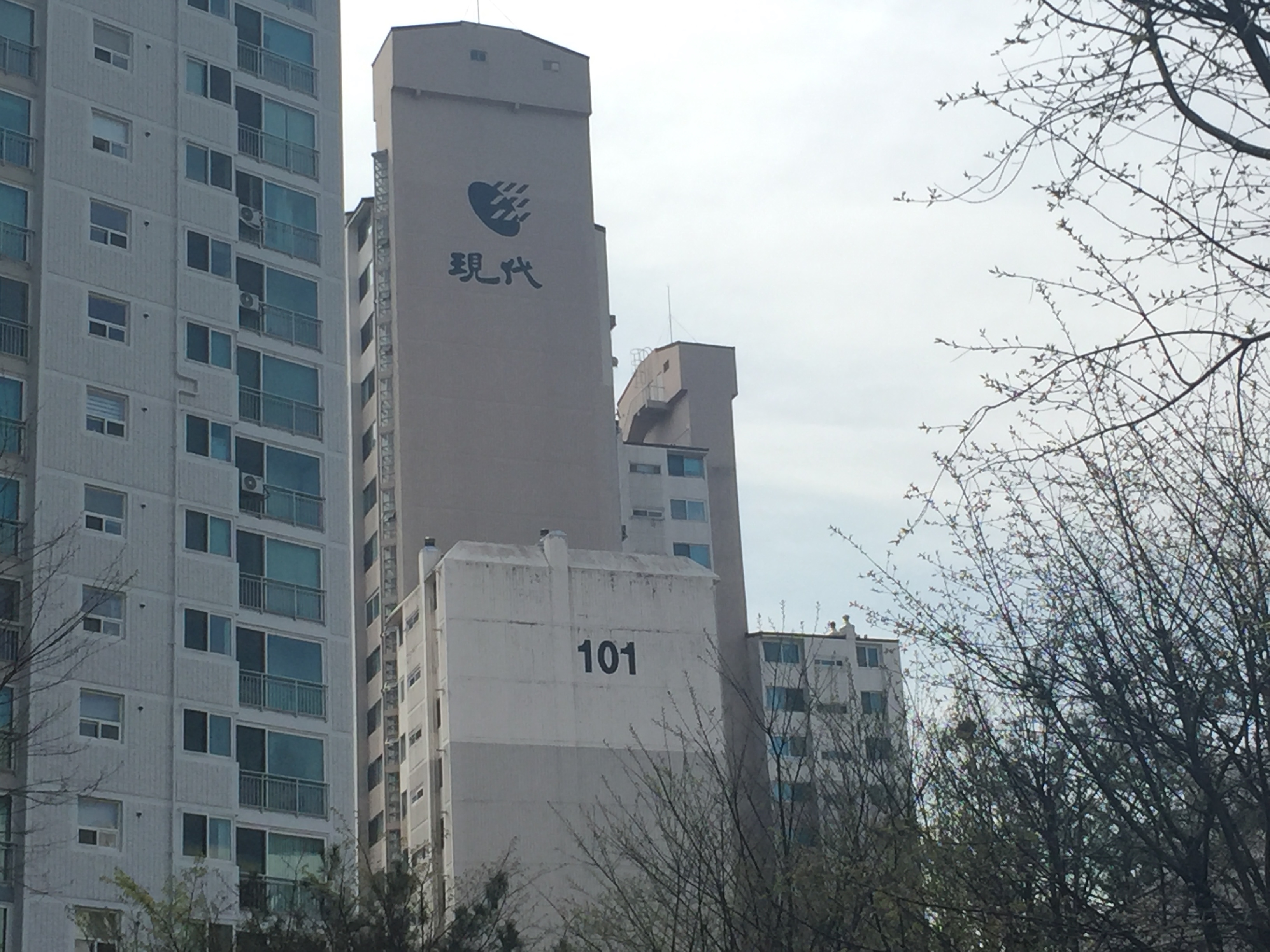 현대의 이야기 | 매수 고민중인데 단지내 아기 키우는 분들 어느정도 있으실까요? 유모차 끌고다니기