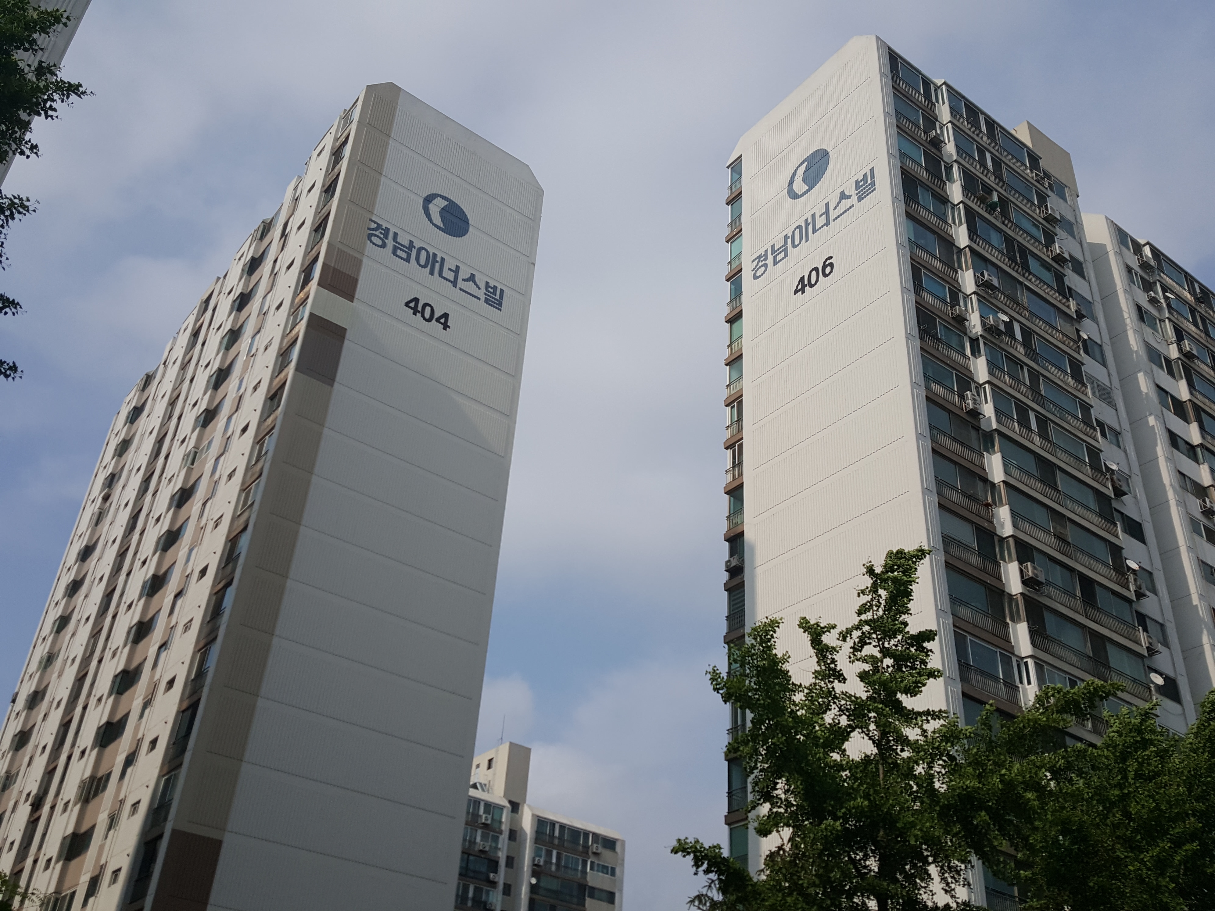 경남4차의 이야기 | 구축이라 오랜된거 빼곤 조용하니 살기 편해요